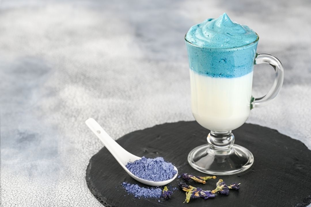 Blue matcha, el té azul que tienes que probar - Vida y Estilo